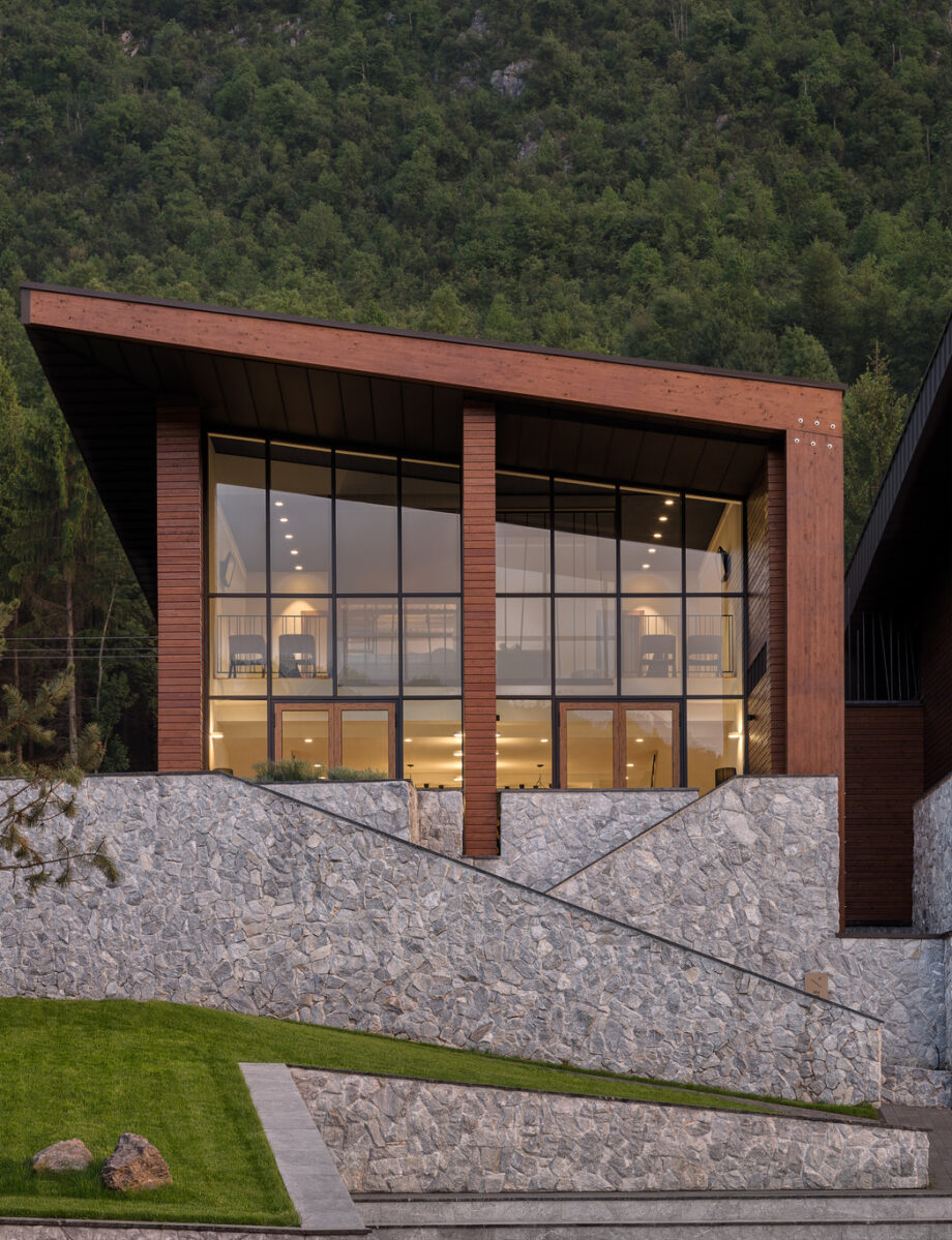Natural Stone Veneer Retaining Walls | Stone for Retaining Walls